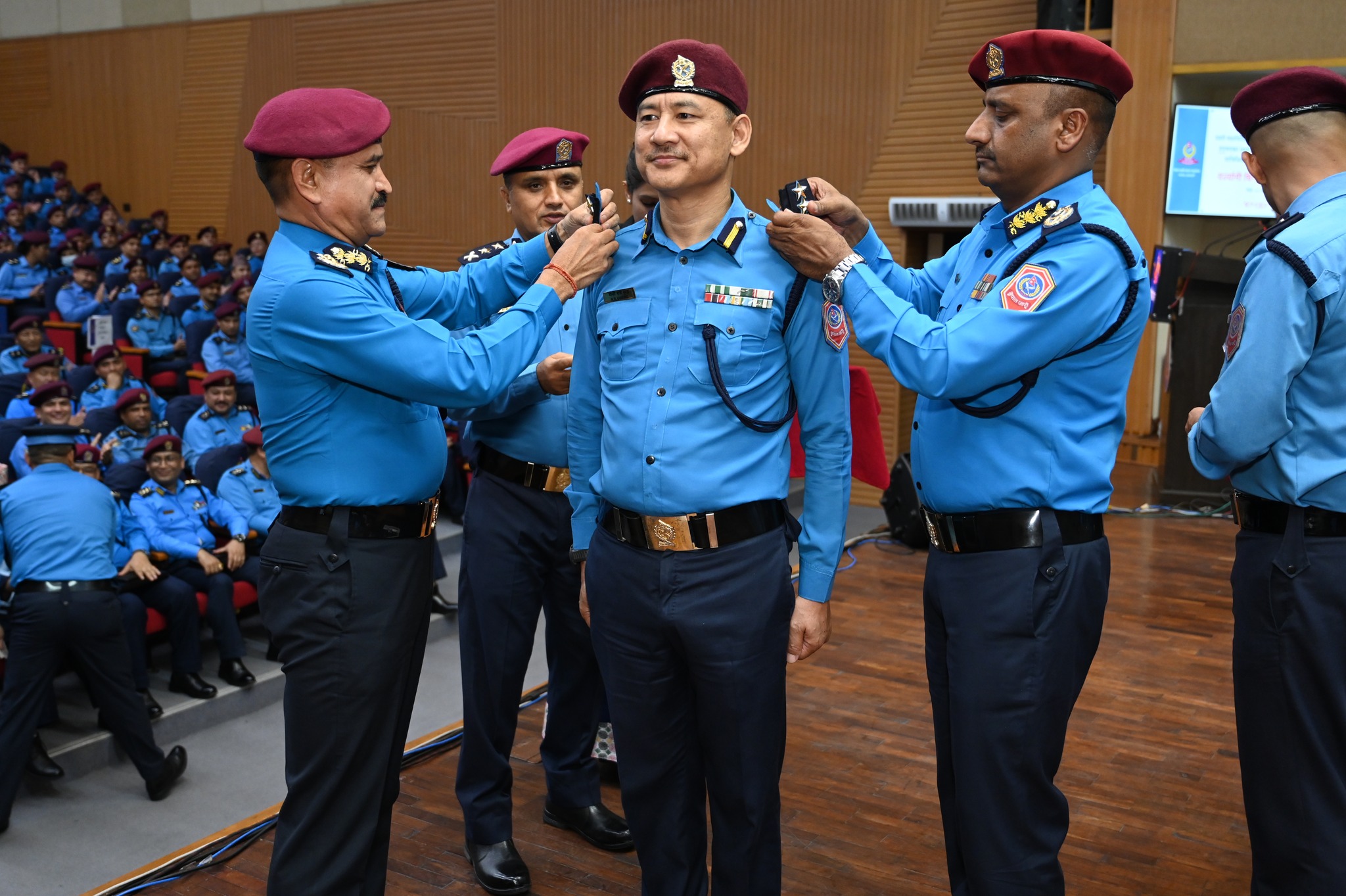 नेपाल प्रहरीका प्रहरी वरिष्ठ उपरीक्षकलाई दर्ज्यानी चिन्ह प्रदान (फोटोफिचर) « रिपोर्टर्स नेपाल